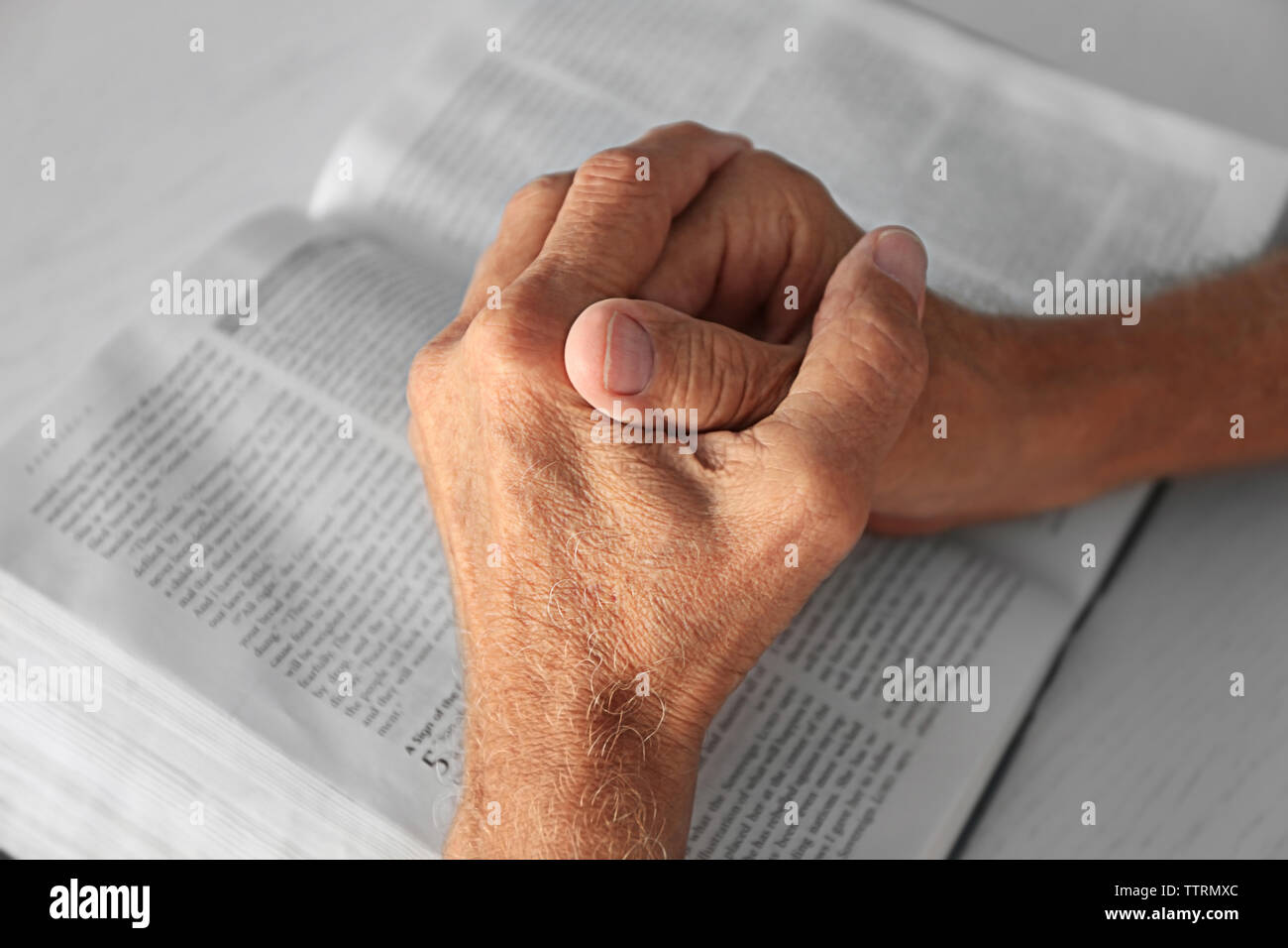 Old man reading the Bible Stock Photo - Alamy