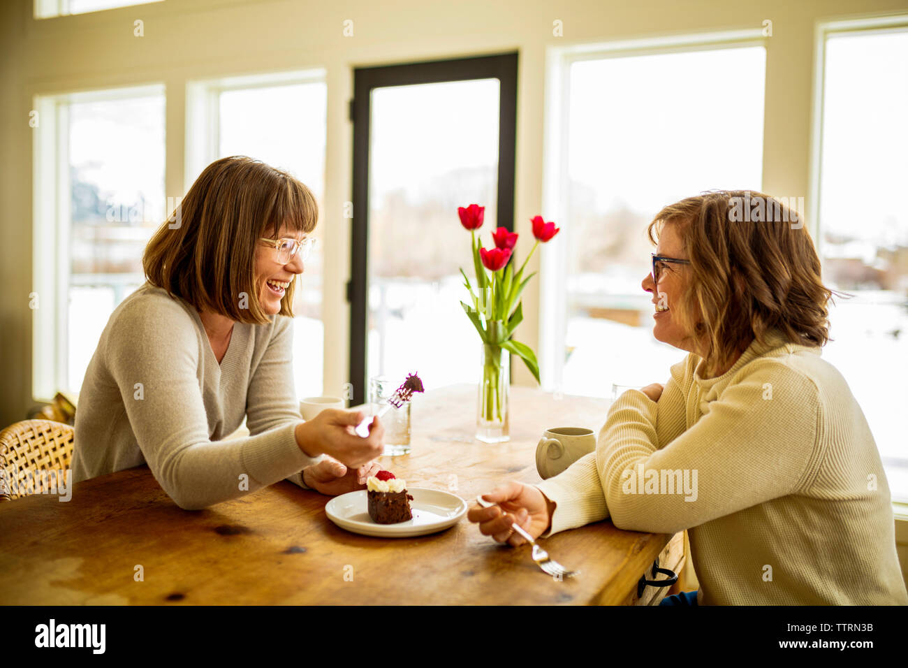 Sitting table eating women hi-res stock photography and images - Alamy