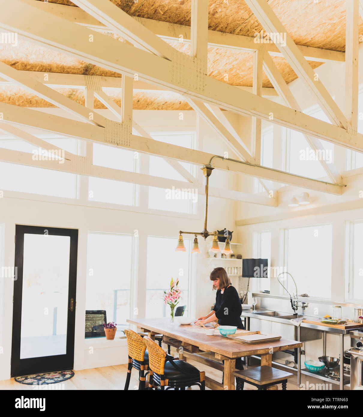 Pendant lights dining table hi-res stock photography and images - Alamy