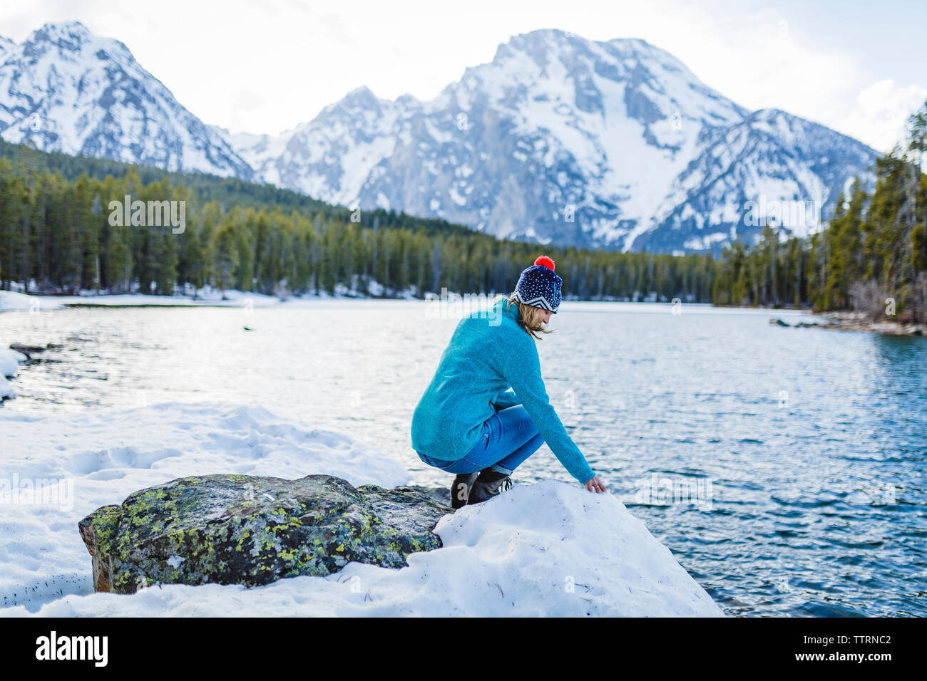 Side view woman crouching on hi-res stock photography and images - Alamy