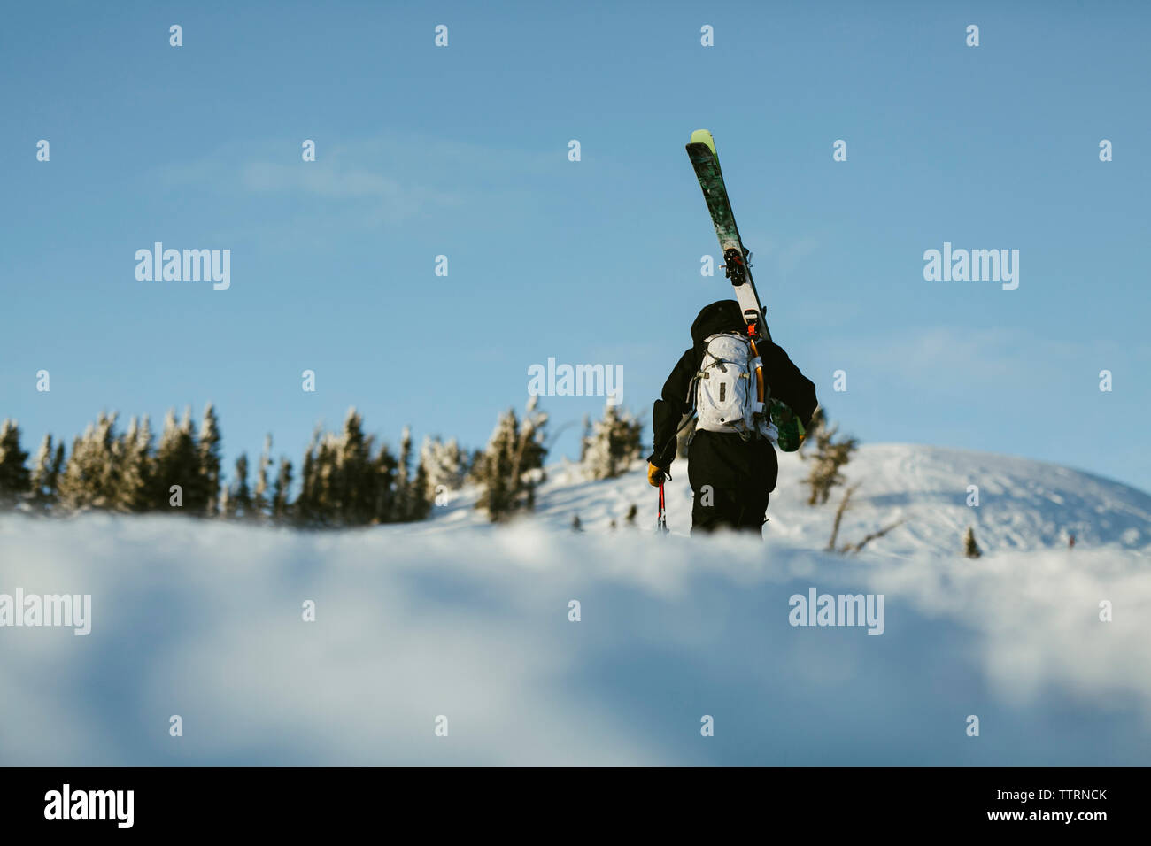 Snow level poles hi-res stock photography and images - Alamy
