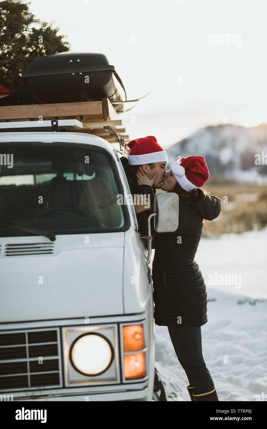 Van life couple hi-res stock photography and images - Alamy