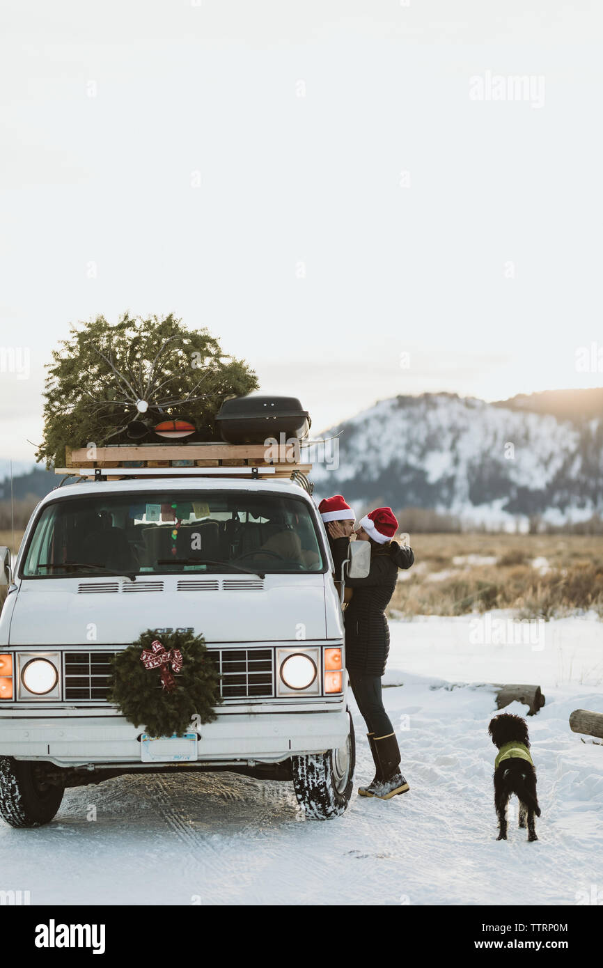 Couple kissing roadside hi-res stock photography and images - Alamy