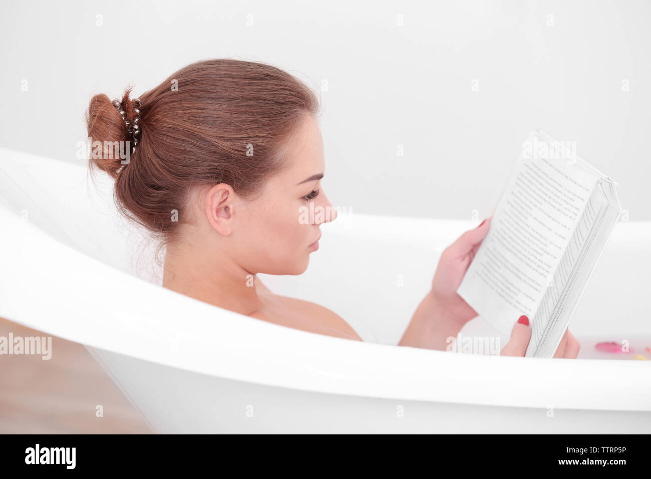 Reading in bathtub hi-res stock photography and images - Alamy