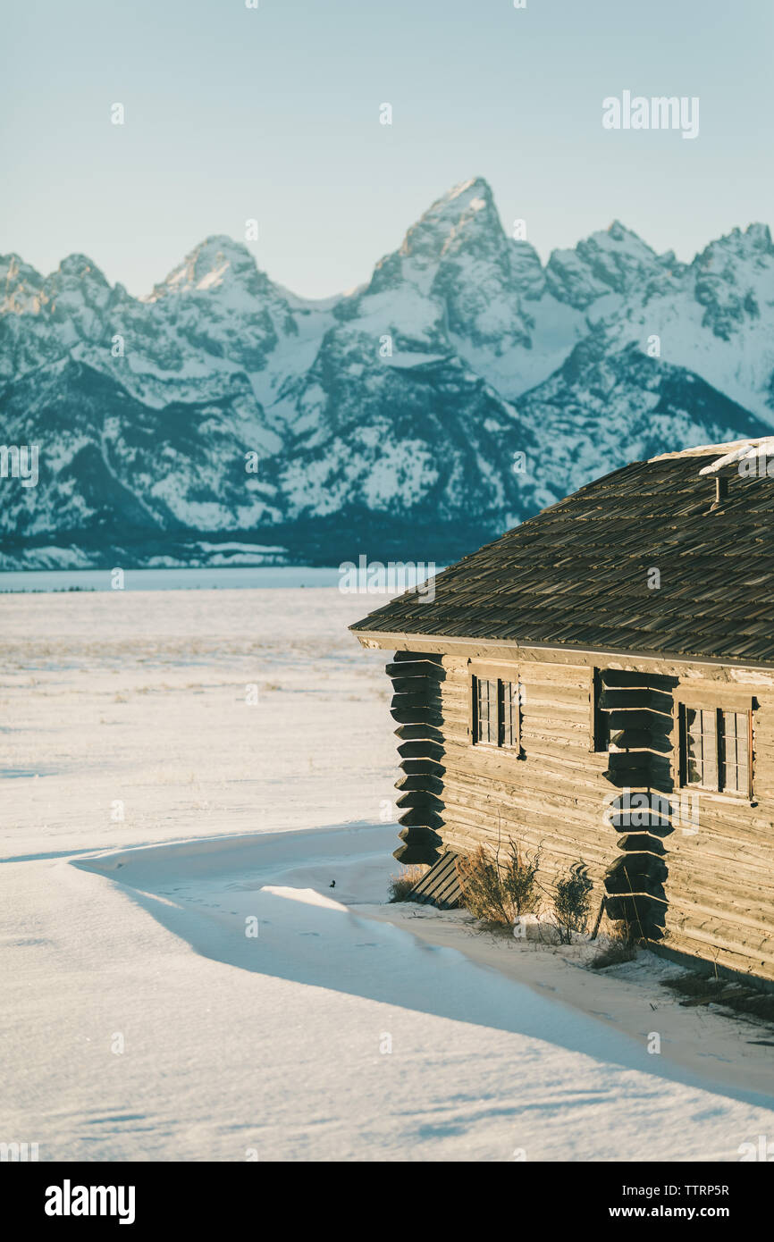 Old log cabin in the snow hi-res stock photography and images - Alamy