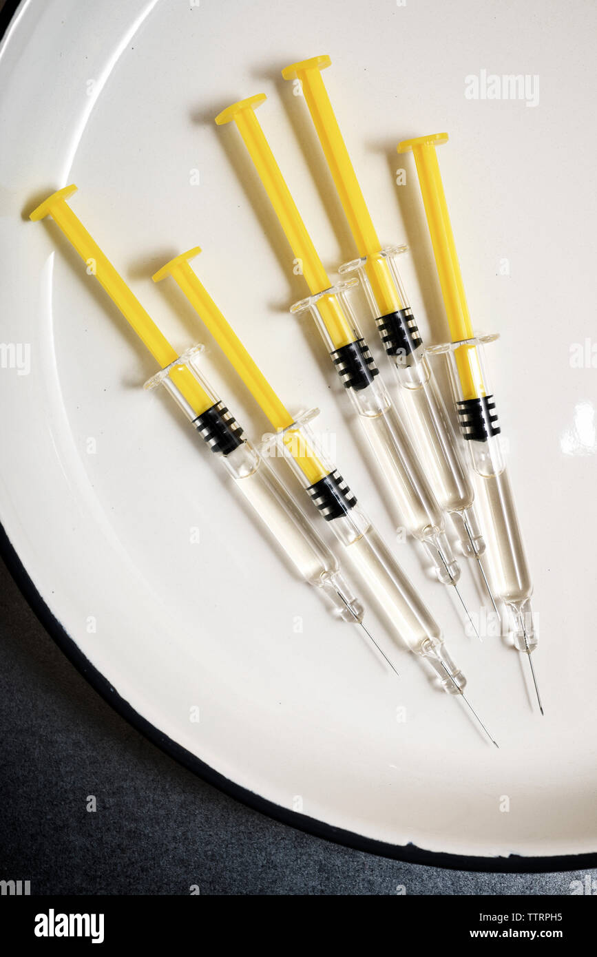 Hospital syringes hi-res stock photography and images - Alamy
