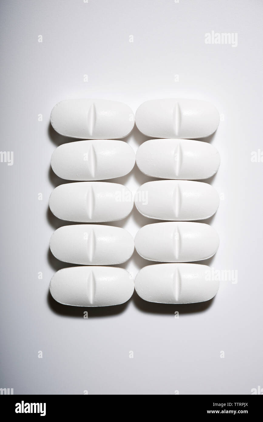 Side view row white pills hi-res stock photography and images - Alamy
