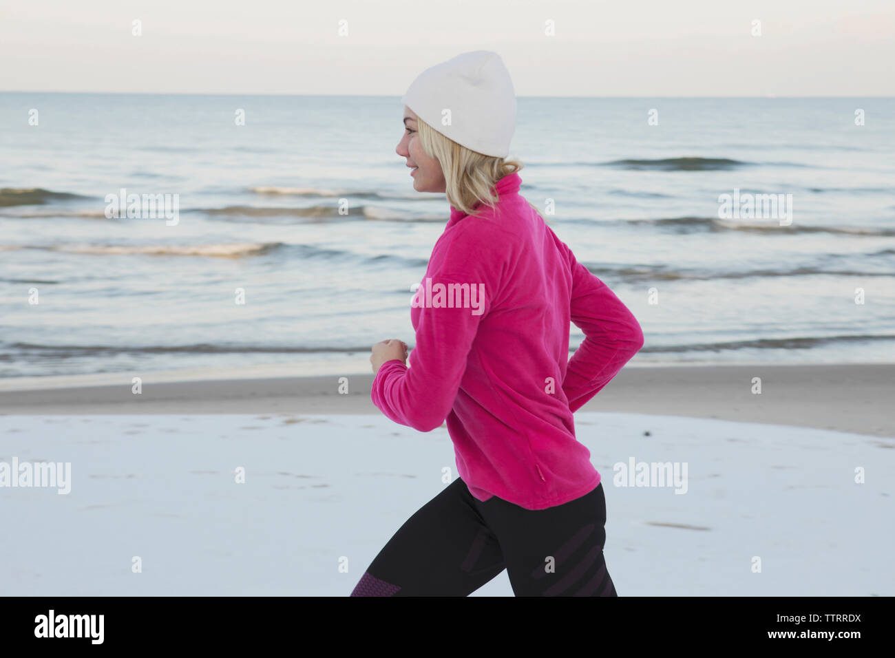 Person jogging side view hi-res stock photography and images - Alamy