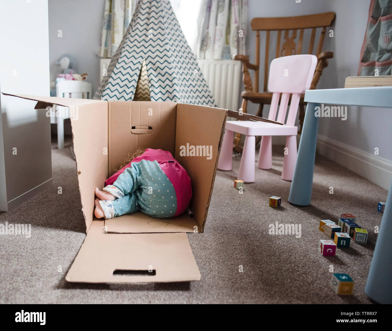 Girl in box hi-res stock photography and images - Alamy