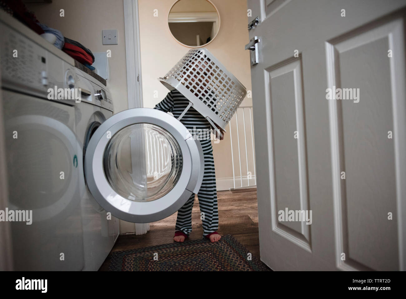 Carrying basket on her head hi-res stock photography and images - Alamy