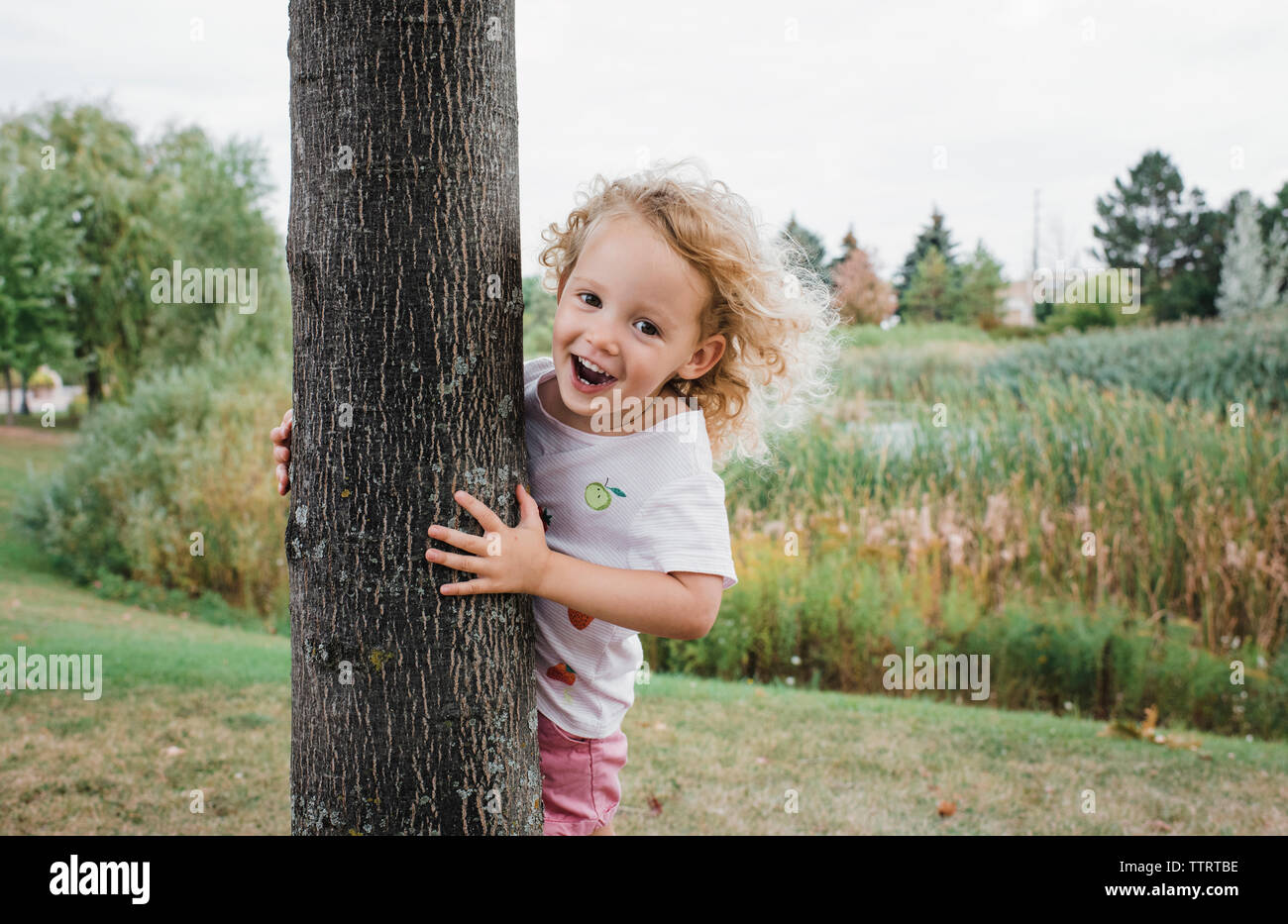 Girl and tree hi-res stock photography and images - Alamy