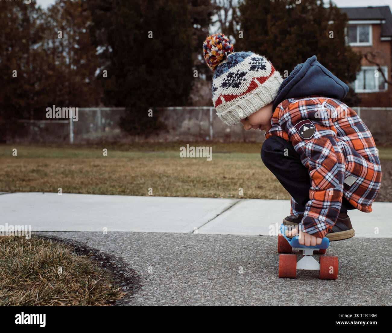 Side of footpath hi-res stock photography and images - Alamy