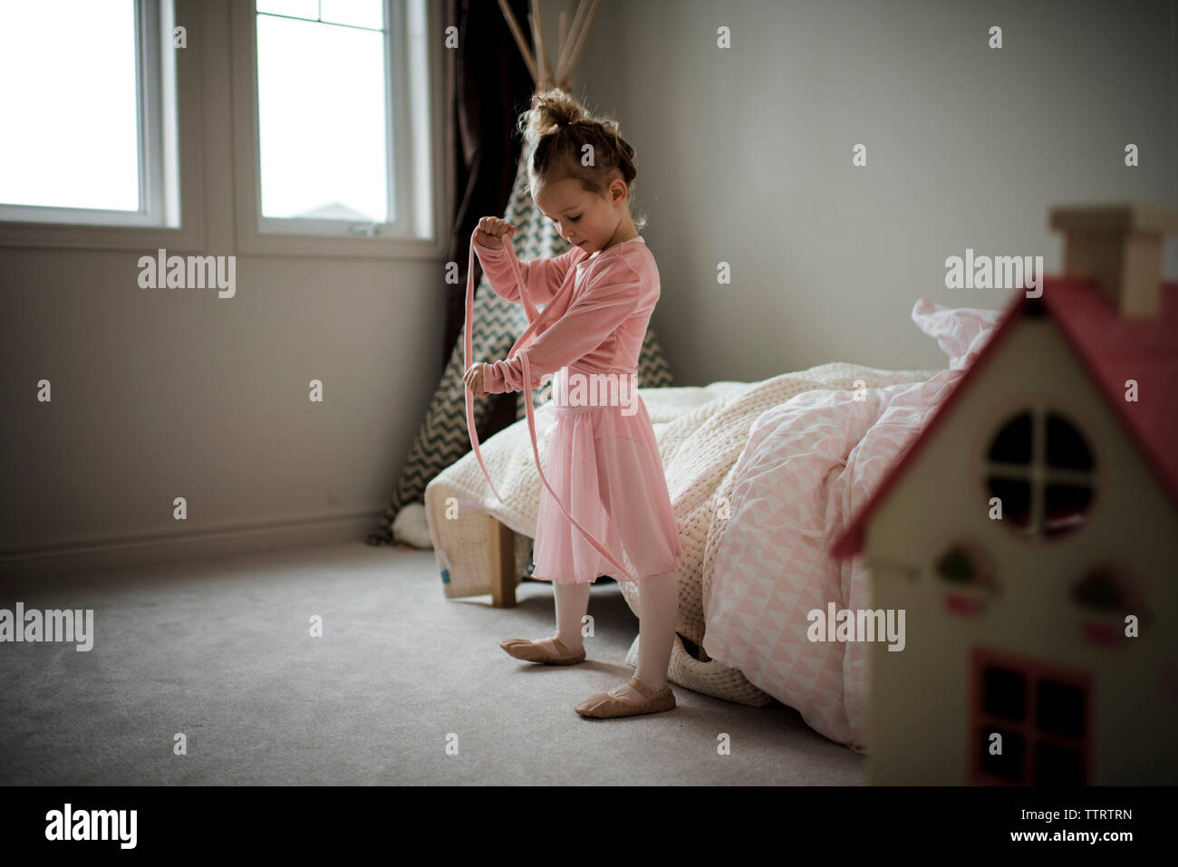 Girl in ballet costume hi-res stock photography and images - Alamy