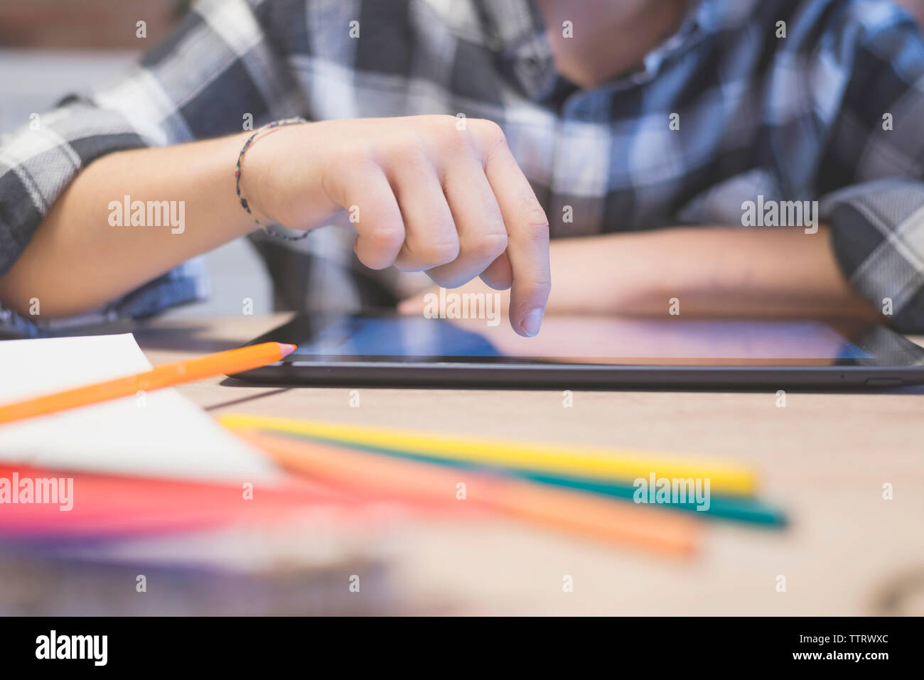 Child hand tablet screen hi-res stock photography and images - Alamy