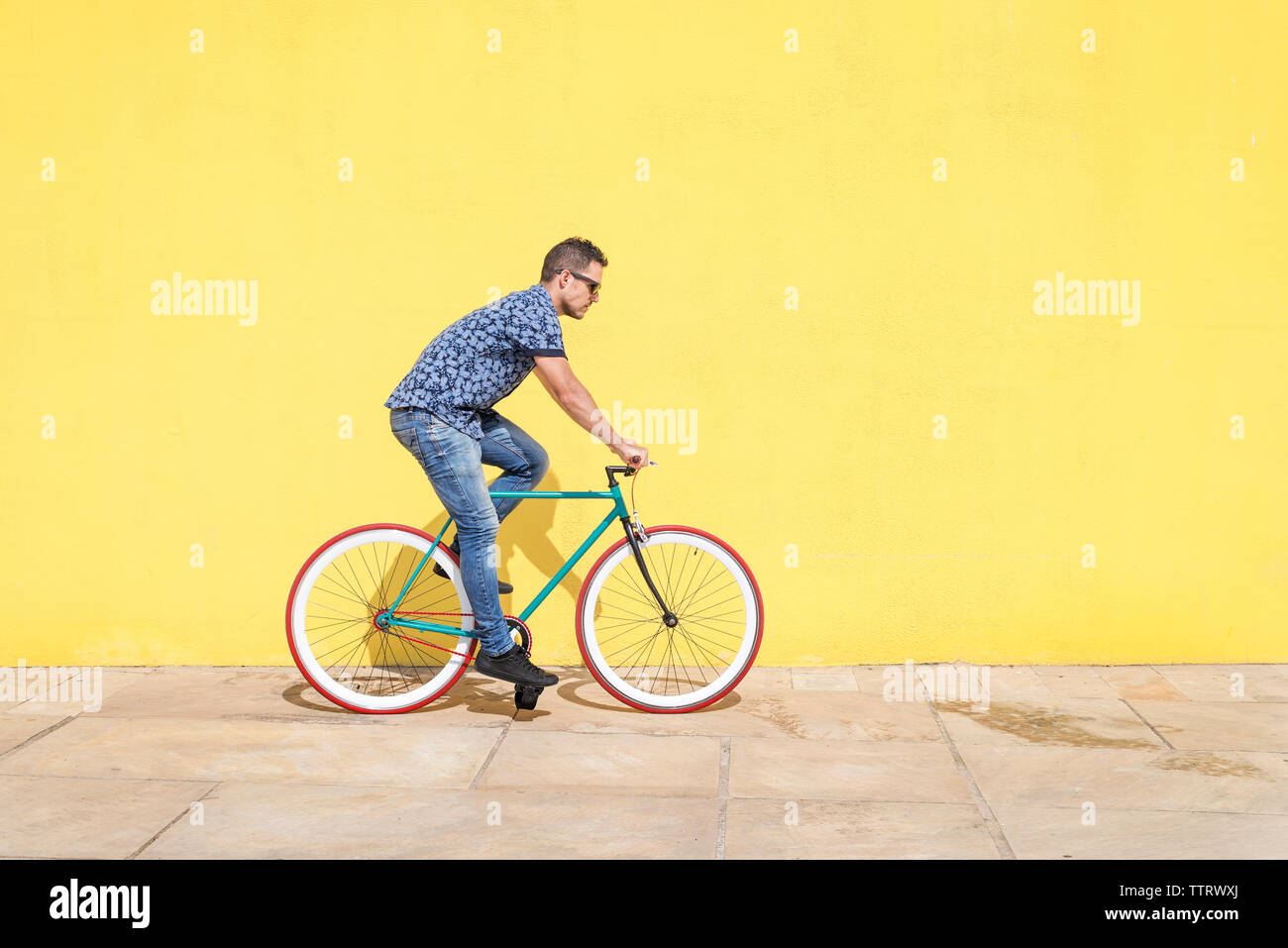 Man riding bicycle side view hi-res stock photography and images - Alamy
