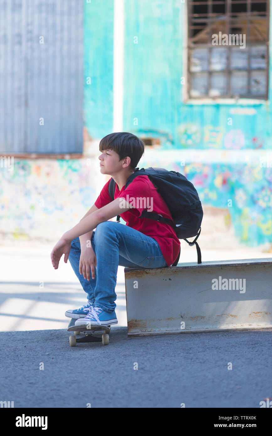 Child with backpack side view hi-res stock photography and images - Alamy