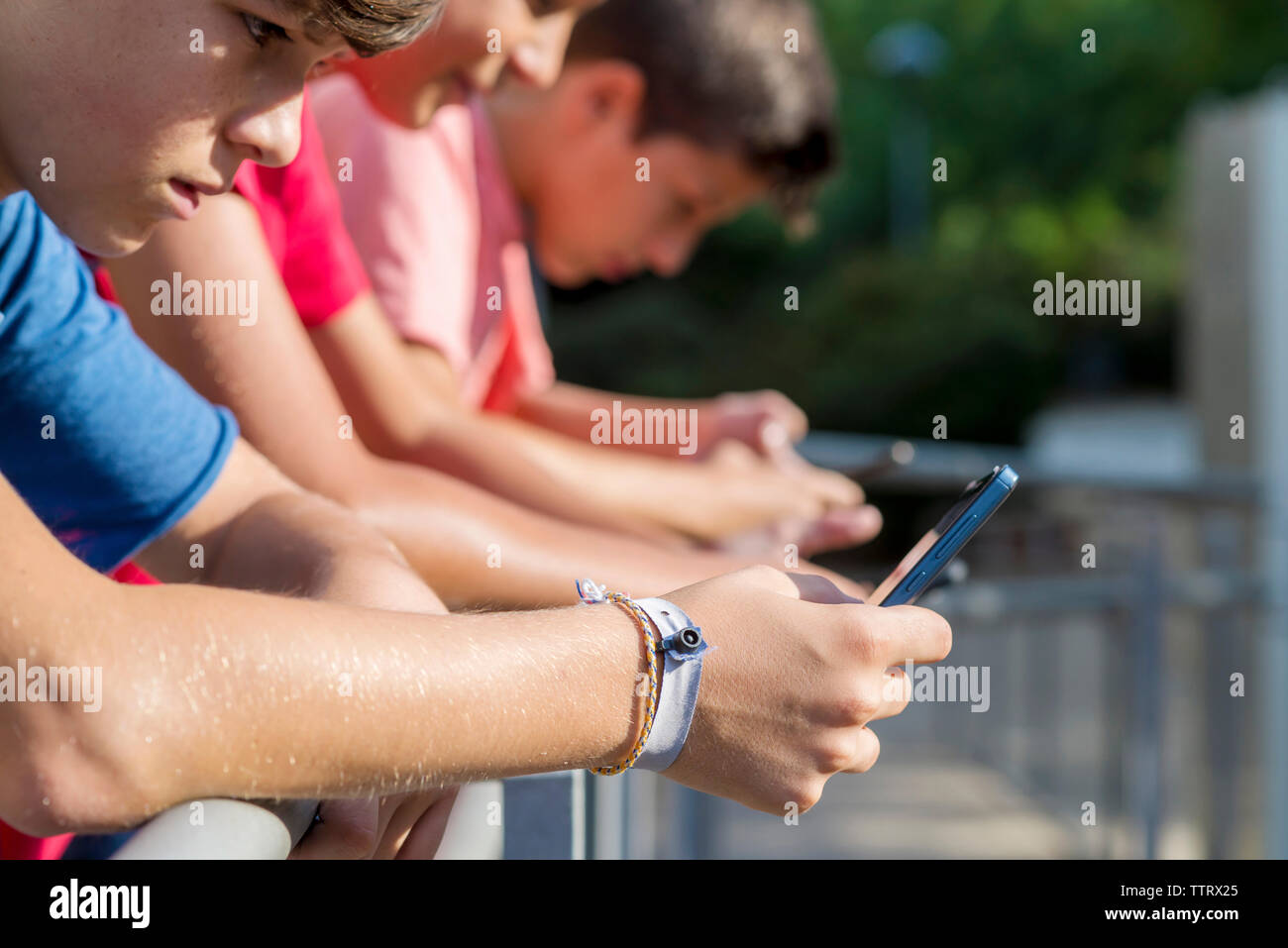 Hands holding smart phones hi-res stock photography and images - Alamy