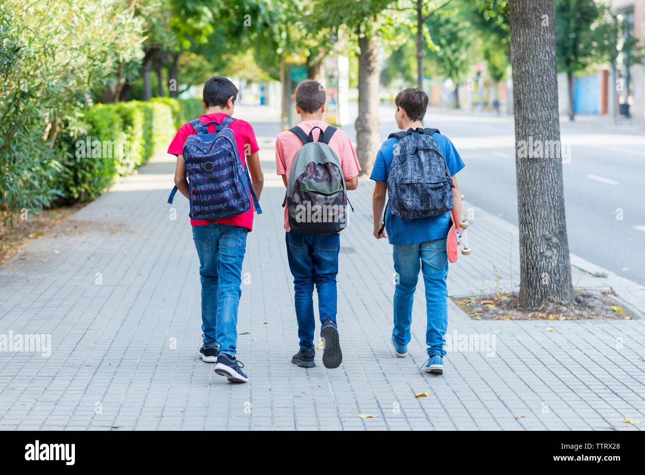 Students friends sidewalk hi-res stock photography and images - Alamy