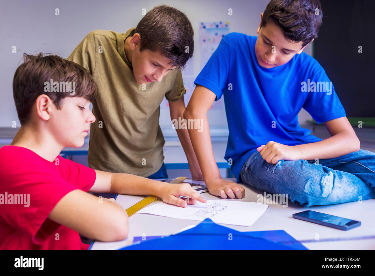 Boys discussion classroom hi-res stock photography and images - Alamy