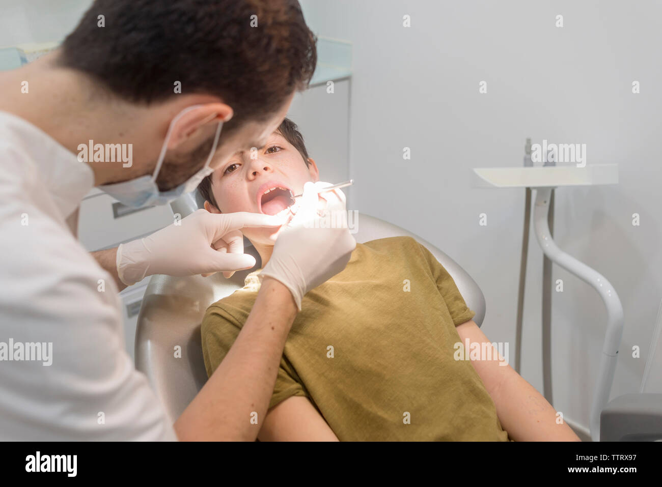 Dentist work examining teeth in hi-res stock photography and images - Alamy
