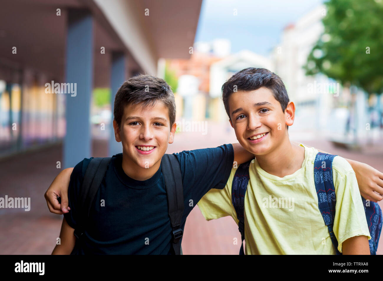 Arms around waist hi-res stock photography and images - Alamy