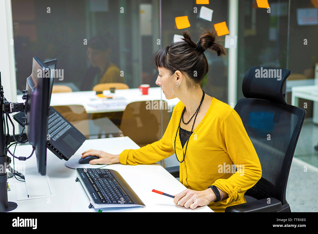 Office workers at desks woman hi-res stock photography and images - Alamy