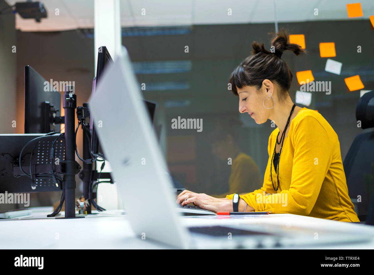 Office workers at desks woman hi-res stock photography and images - Alamy