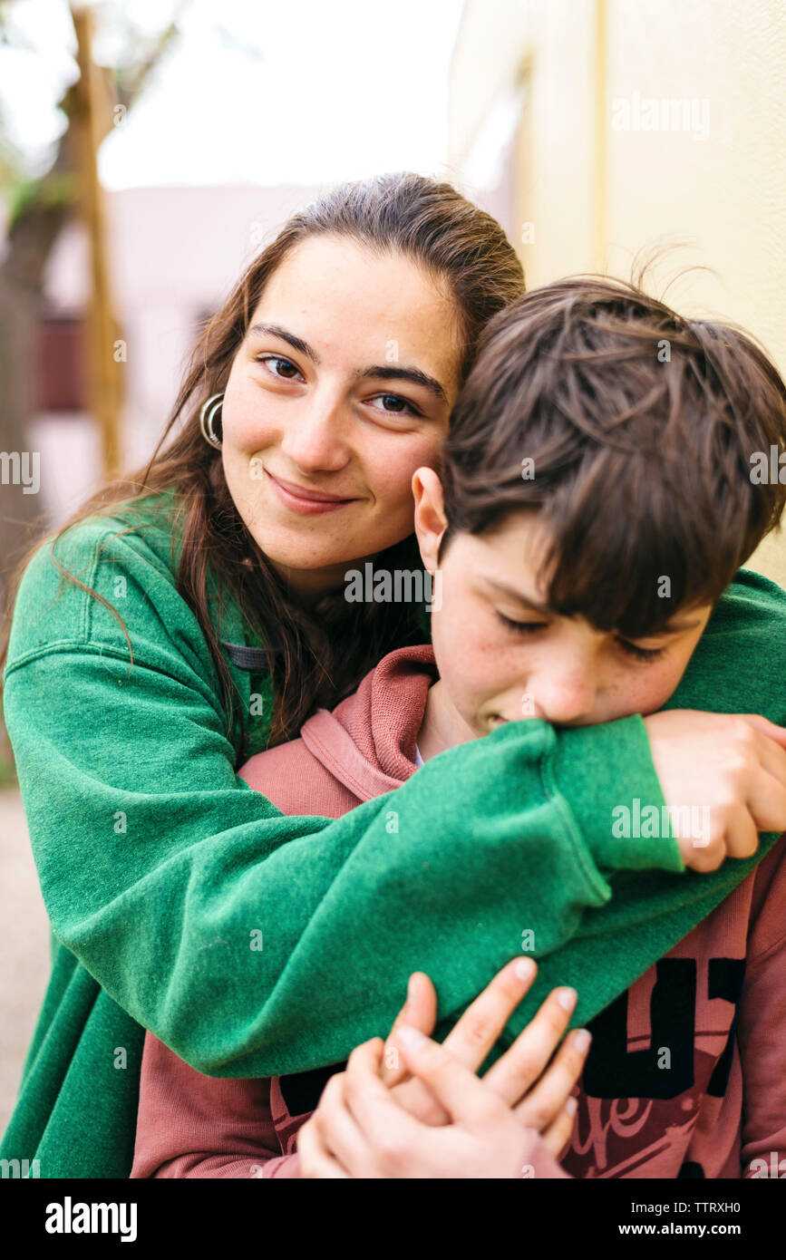 Couple hugging camper van hi-res stock photography and images - Alamy