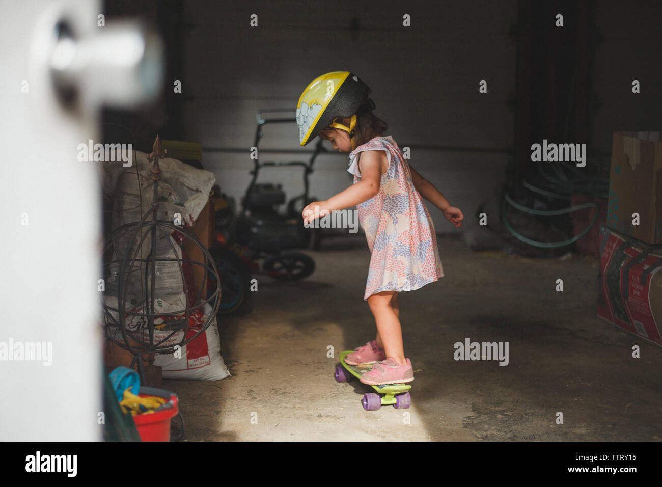 Girl skateboarding helmet hi-res stock photography and images - Alamy