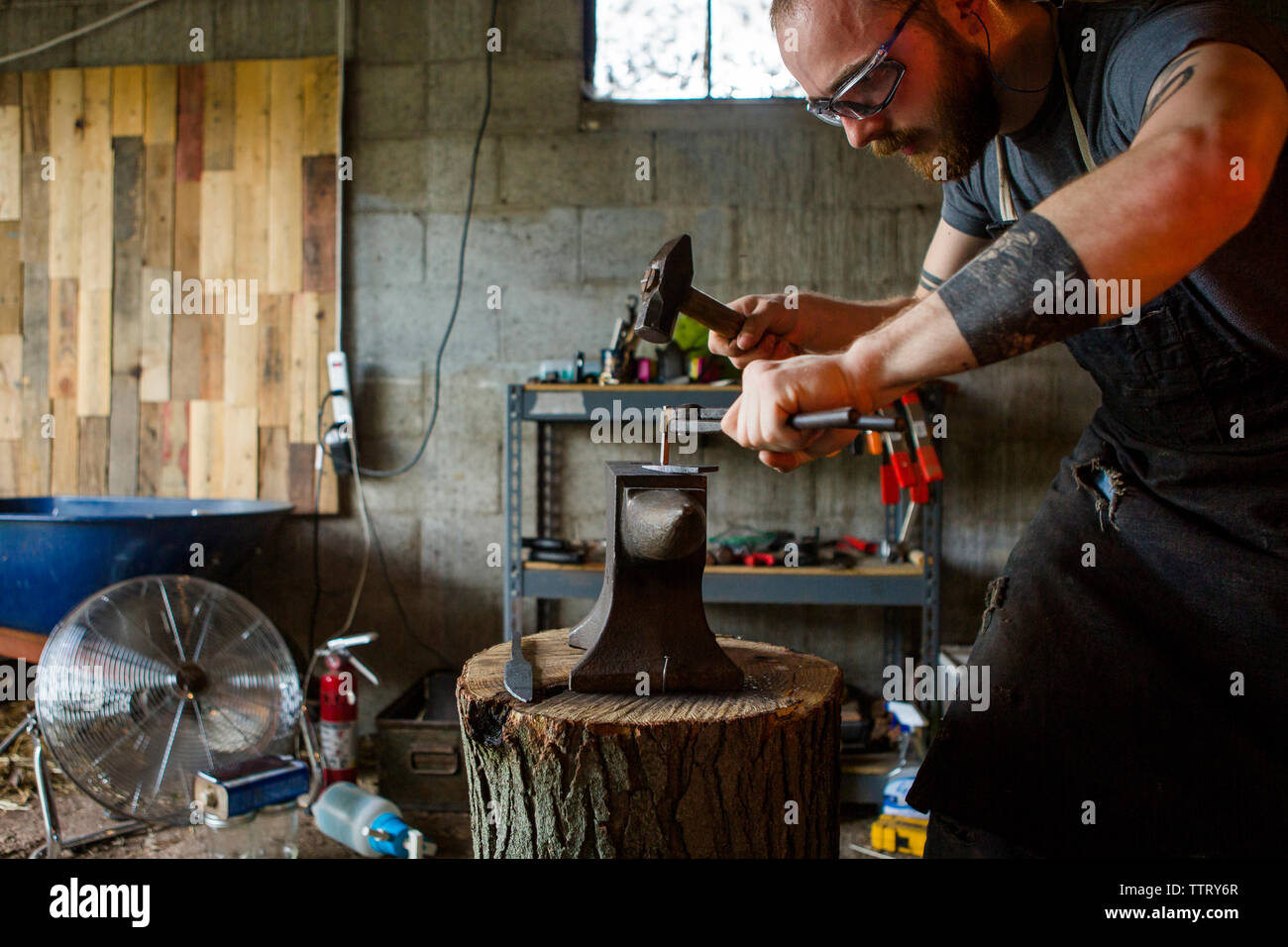 Blacksmith forging knife hi-res stock photography and images - Alamy