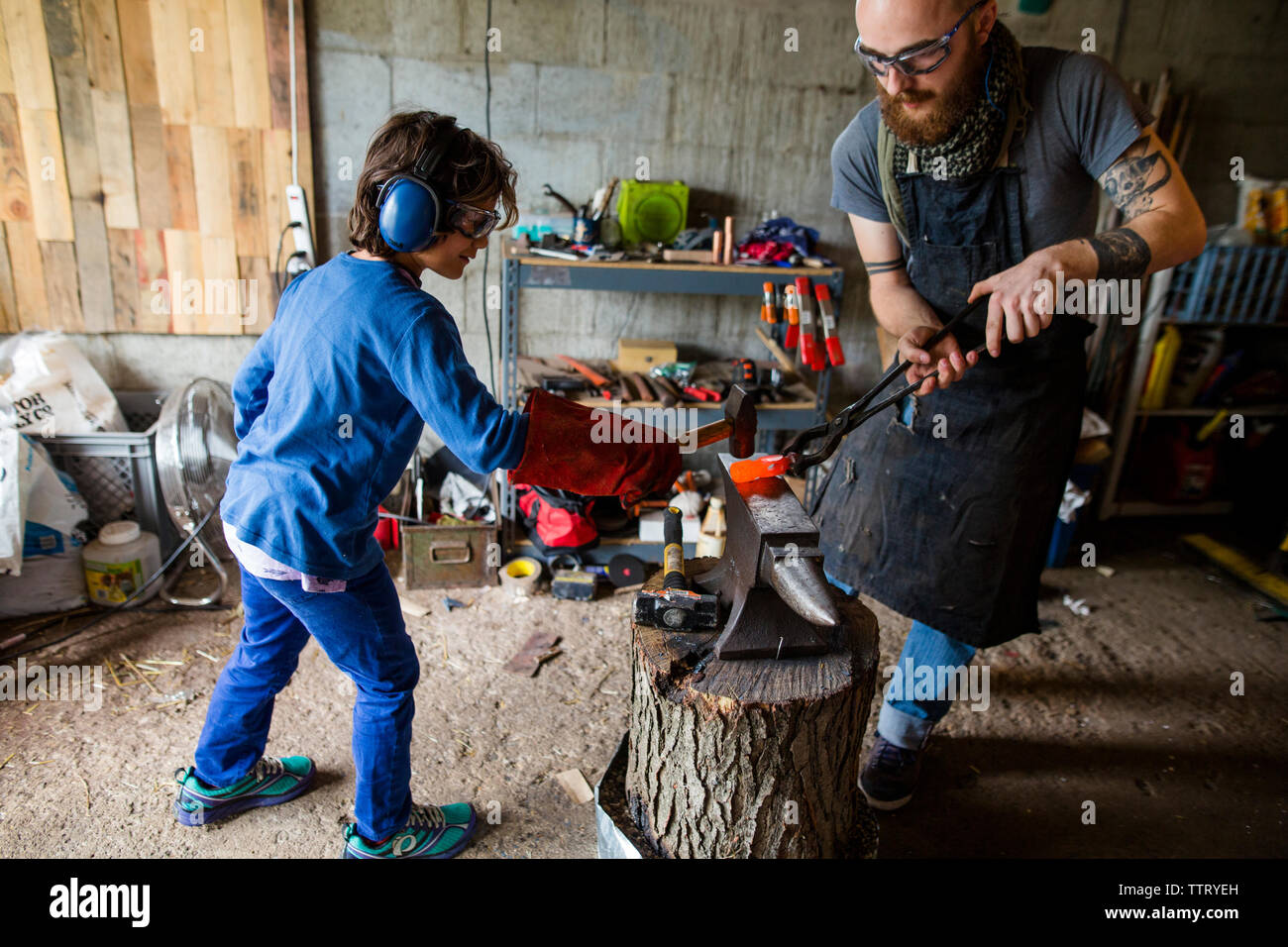 Training teaching workshop hi-res stock photography and images - Alamy