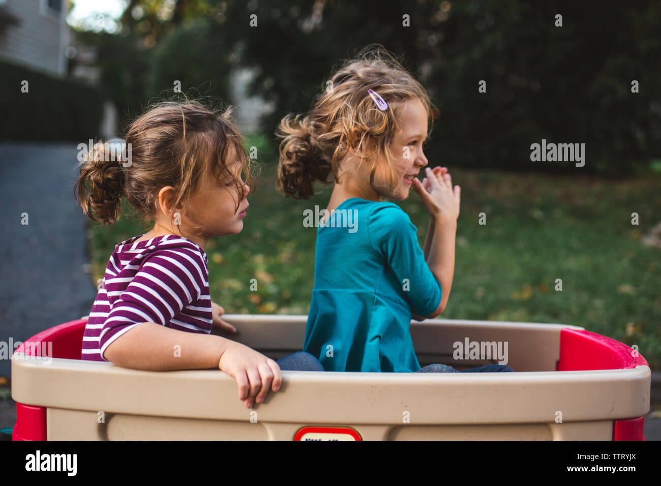Girls two happy hi-res stock photography and images - Alamy