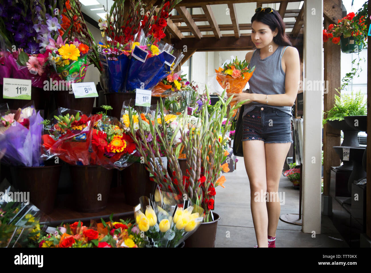 Woman flower shop roses hi-res stock photography and images - Alamy