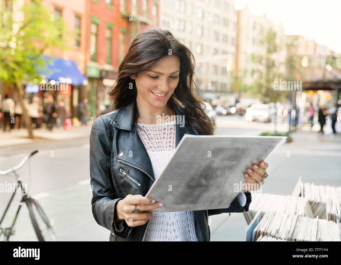 Business woman happy reading hi-res stock photography and images - Alamy