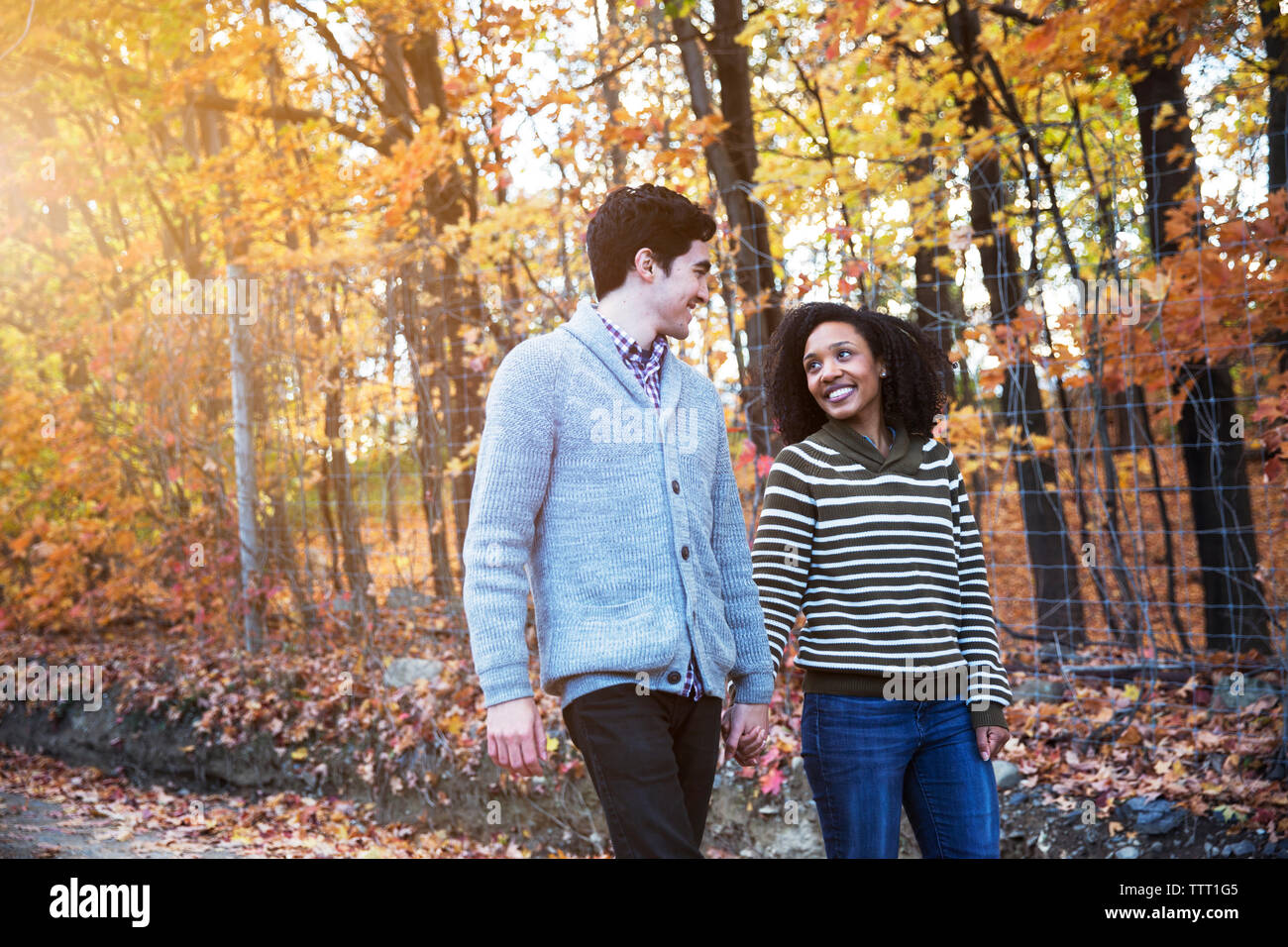 Young smiling couple talking hi-res stock photography and images - Alamy