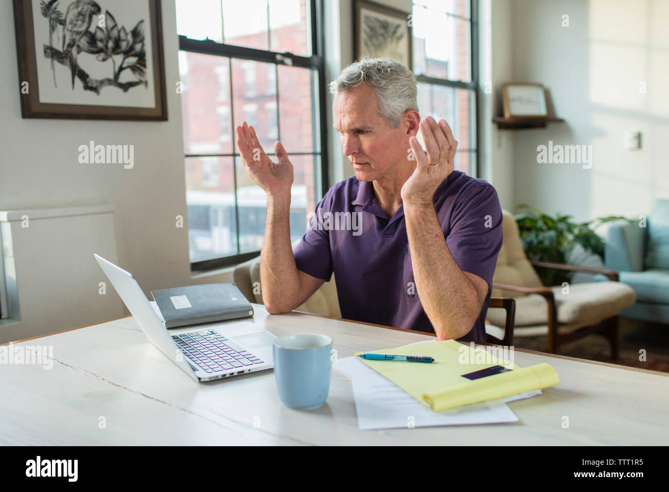 Man looking shocked computer hi-res stock photography and images - Alamy