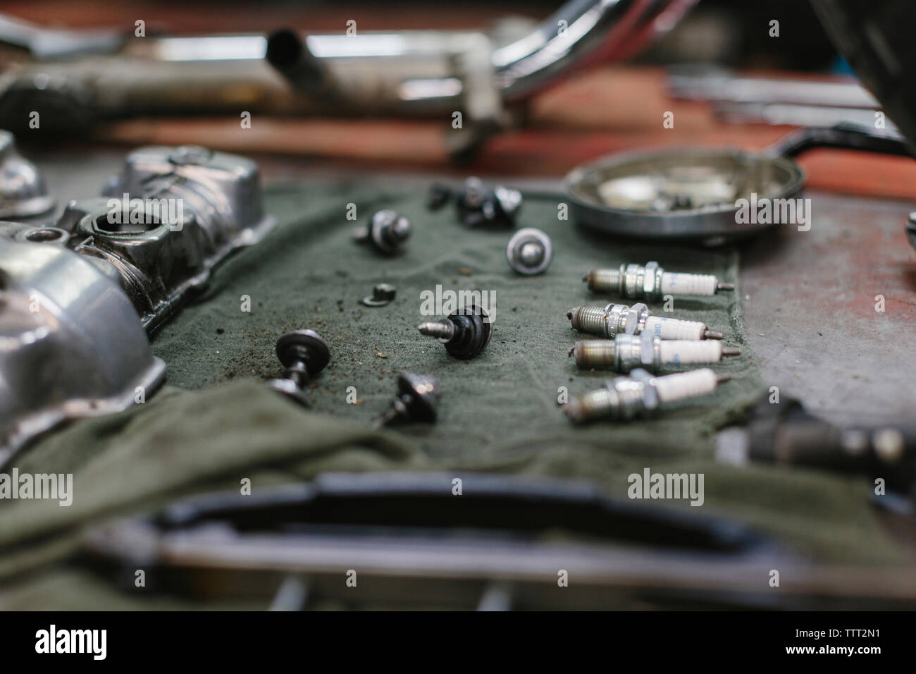 Automobile repair shop nuts hi-res stock photography and images - Alamy