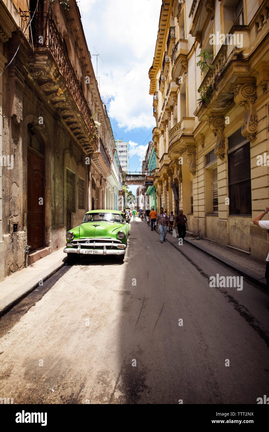 People walking street buildings building hi-res stock photography and ...