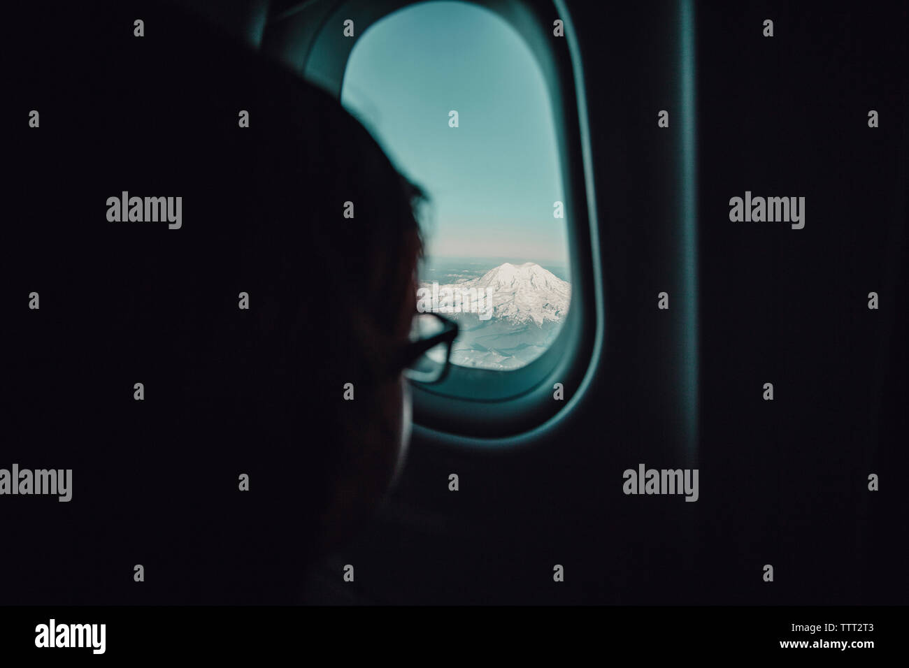 Child looking through window hi-res stock photography and images - Alamy