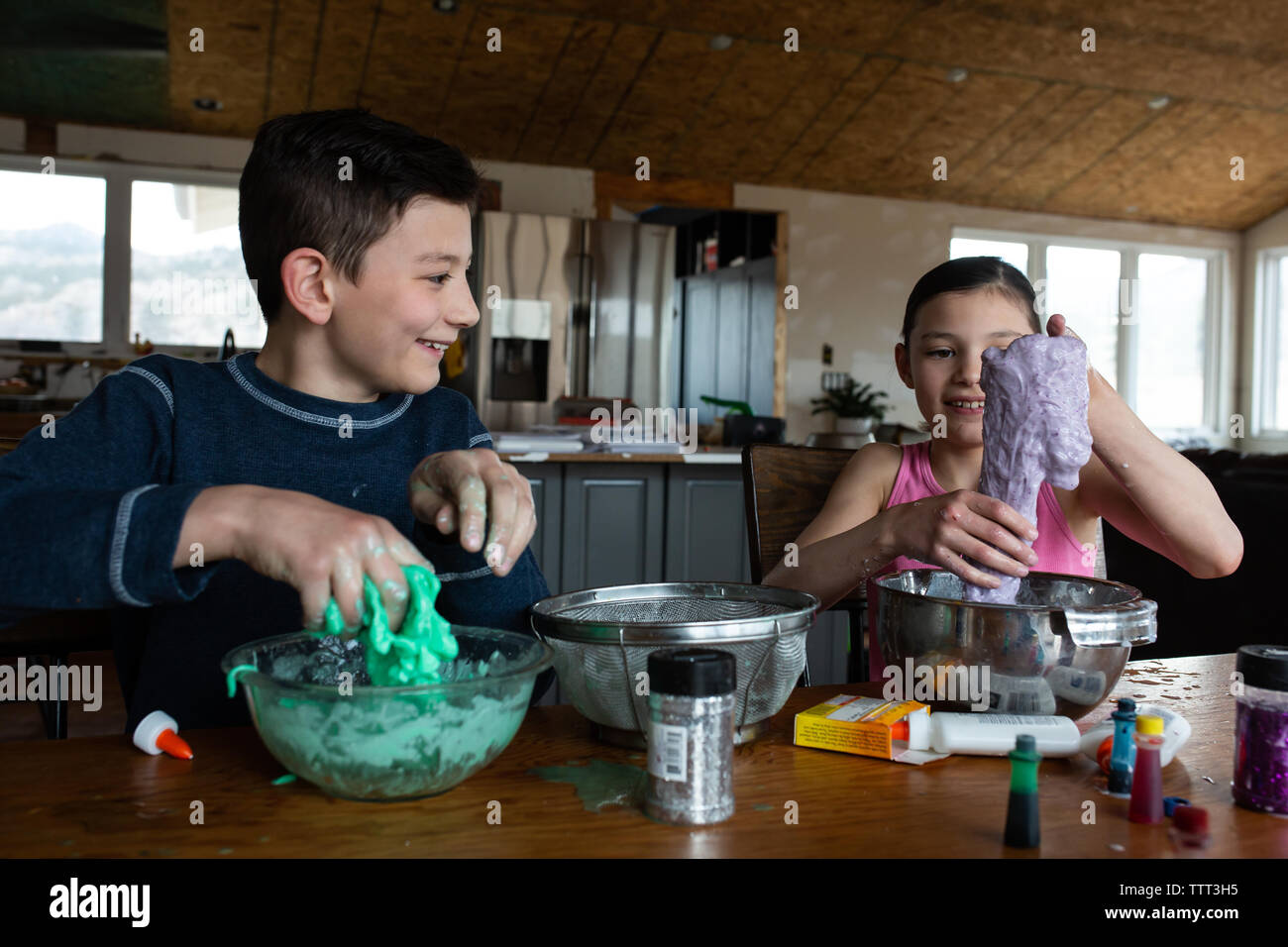 Kids making crafts hi-res stock photography and images - Alamy