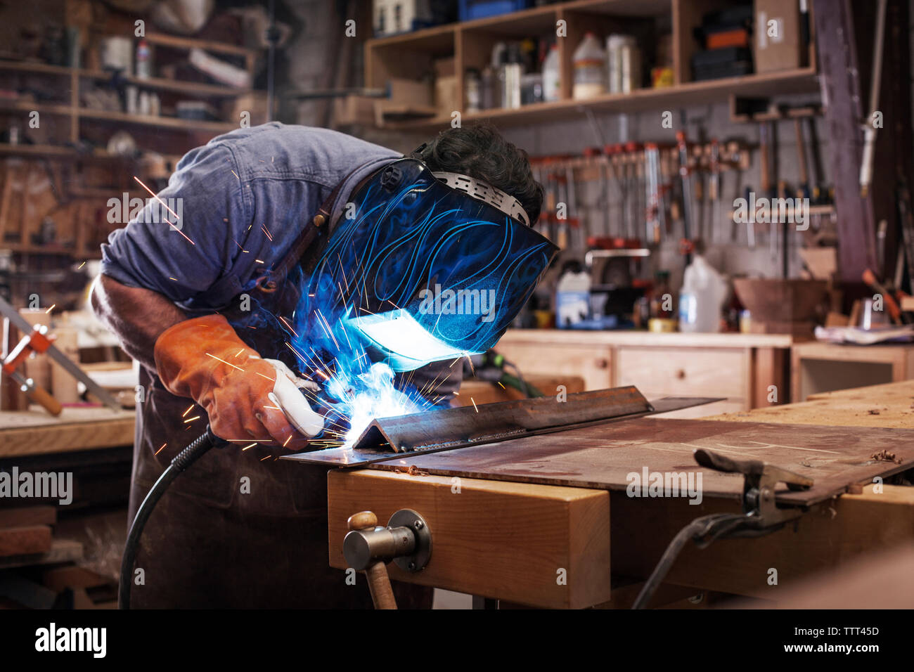 Worker welding shelves hi-res stock photography and images - Alamy