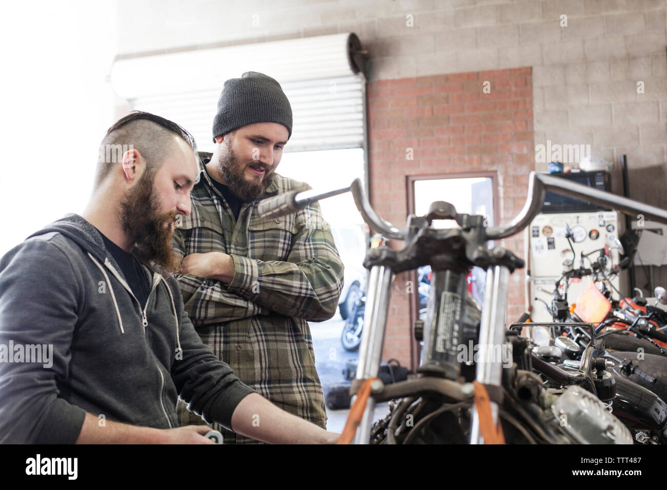 Men mechanic hi-res stock photography and images - Alamy