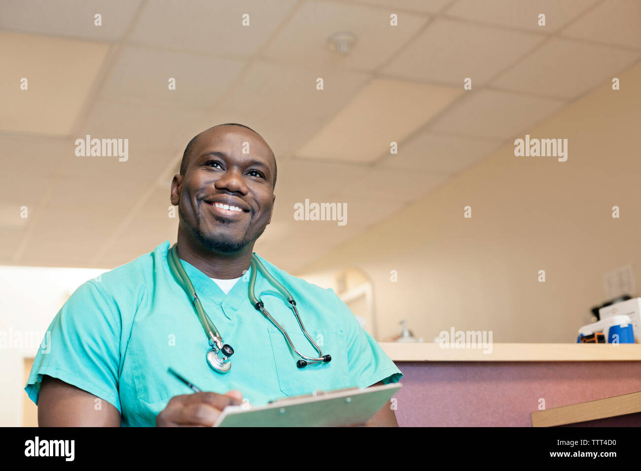 Doctor clipboard hi-res stock photography and images - Alamy