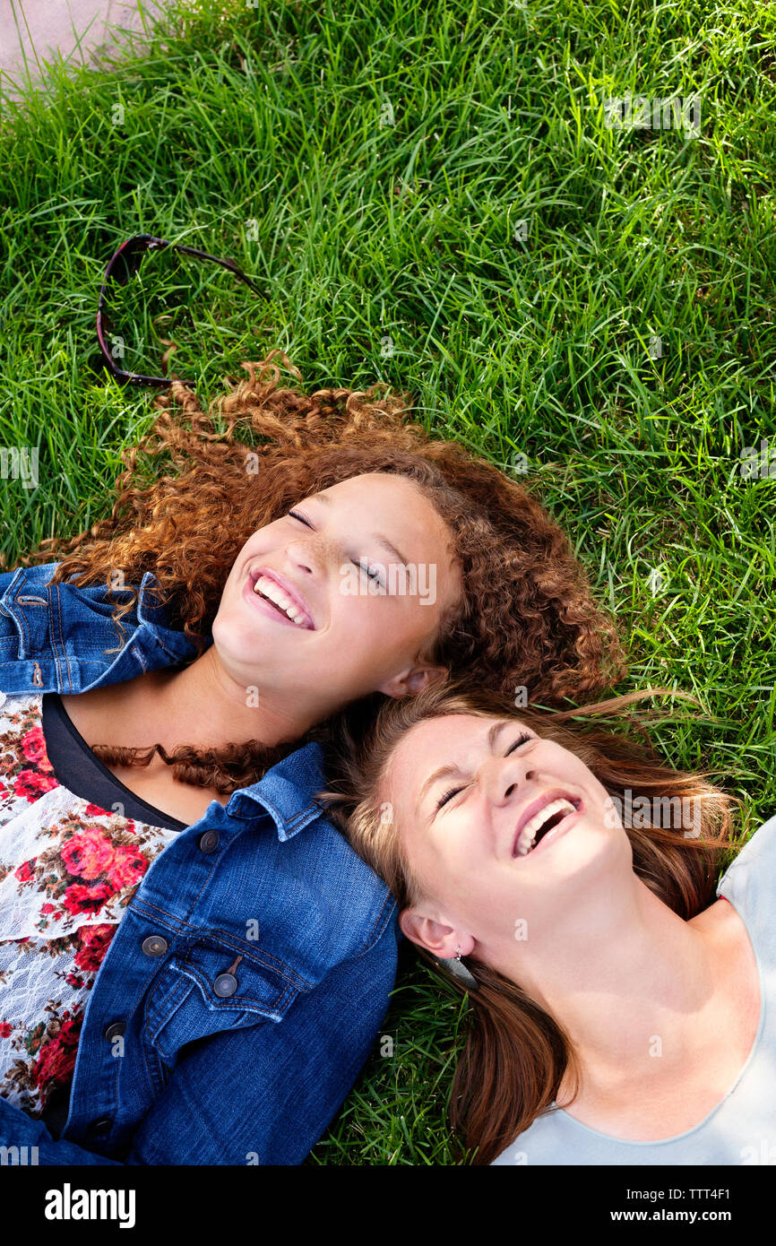 Friends lying down hi-res stock photography and images - Alamy