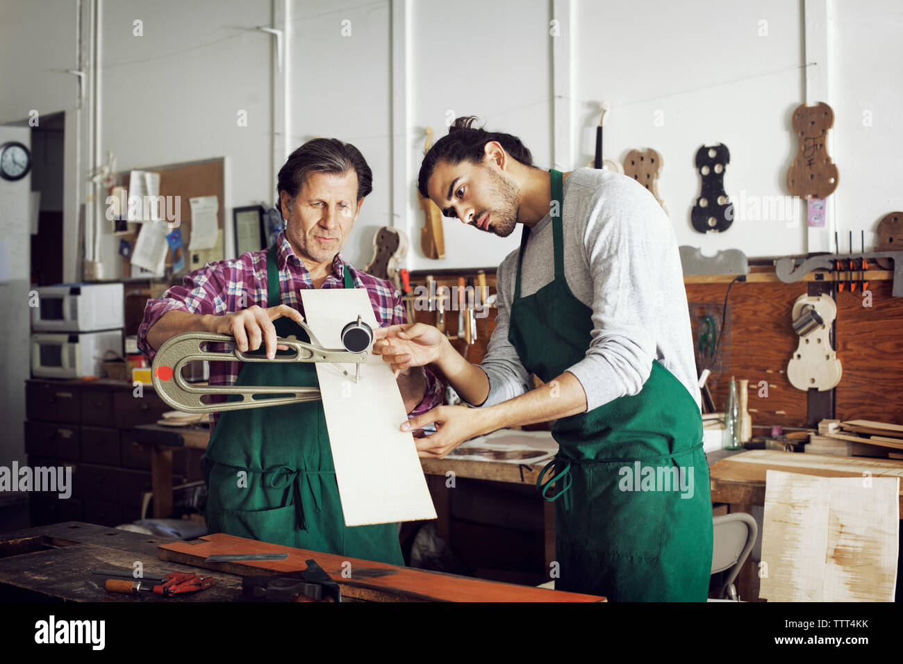 Violin makers hi-res stock photography and images - Alamy
