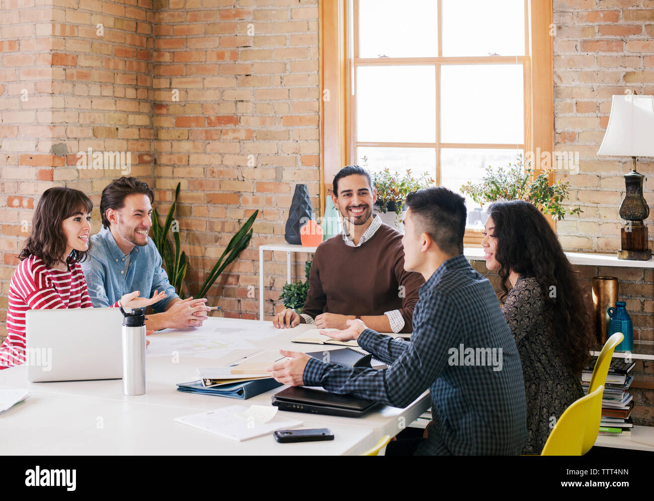 Business meeting men desk hi-res stock photography and images - Alamy