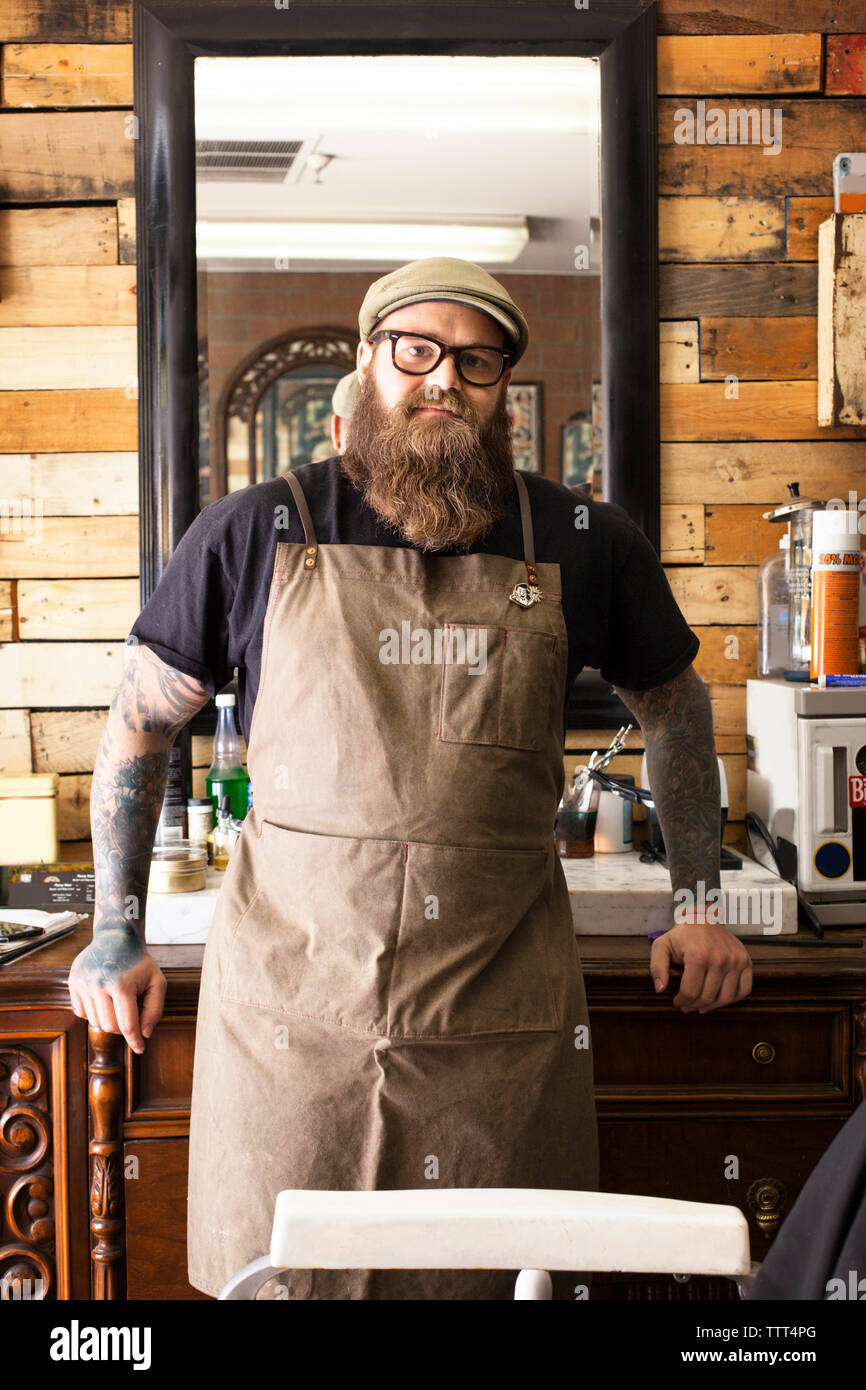 Barber mirror hi-res stock photography and images - Alamy