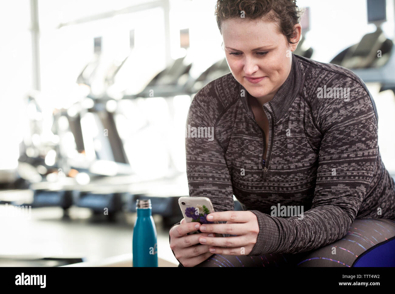 Woman phone gym hi-res stock photography and images - Alamy