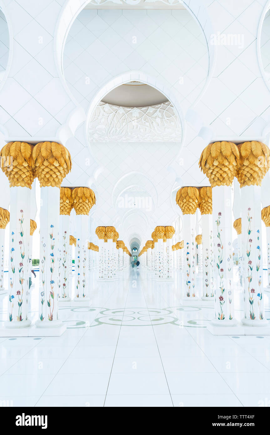 Architectural columns at Sheikh Zayed Mosque Stock Photo - Alamy