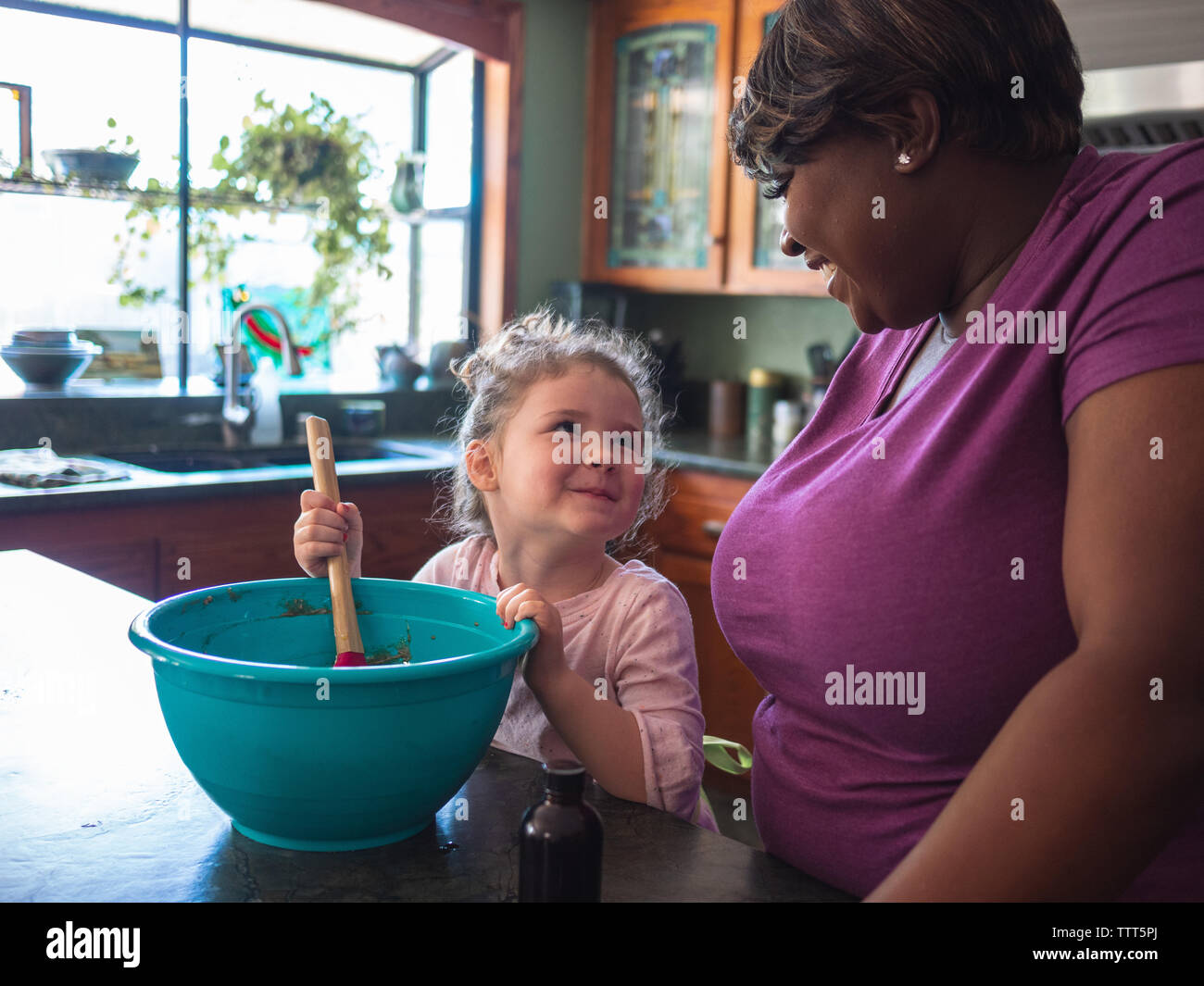 African american kids baking hi-res stock photography and images - Alamy
